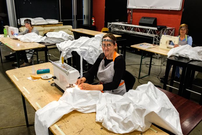 Jeugdhuis Jokot doet dienst als naaiatelier voor beschermkleding | Niel ...