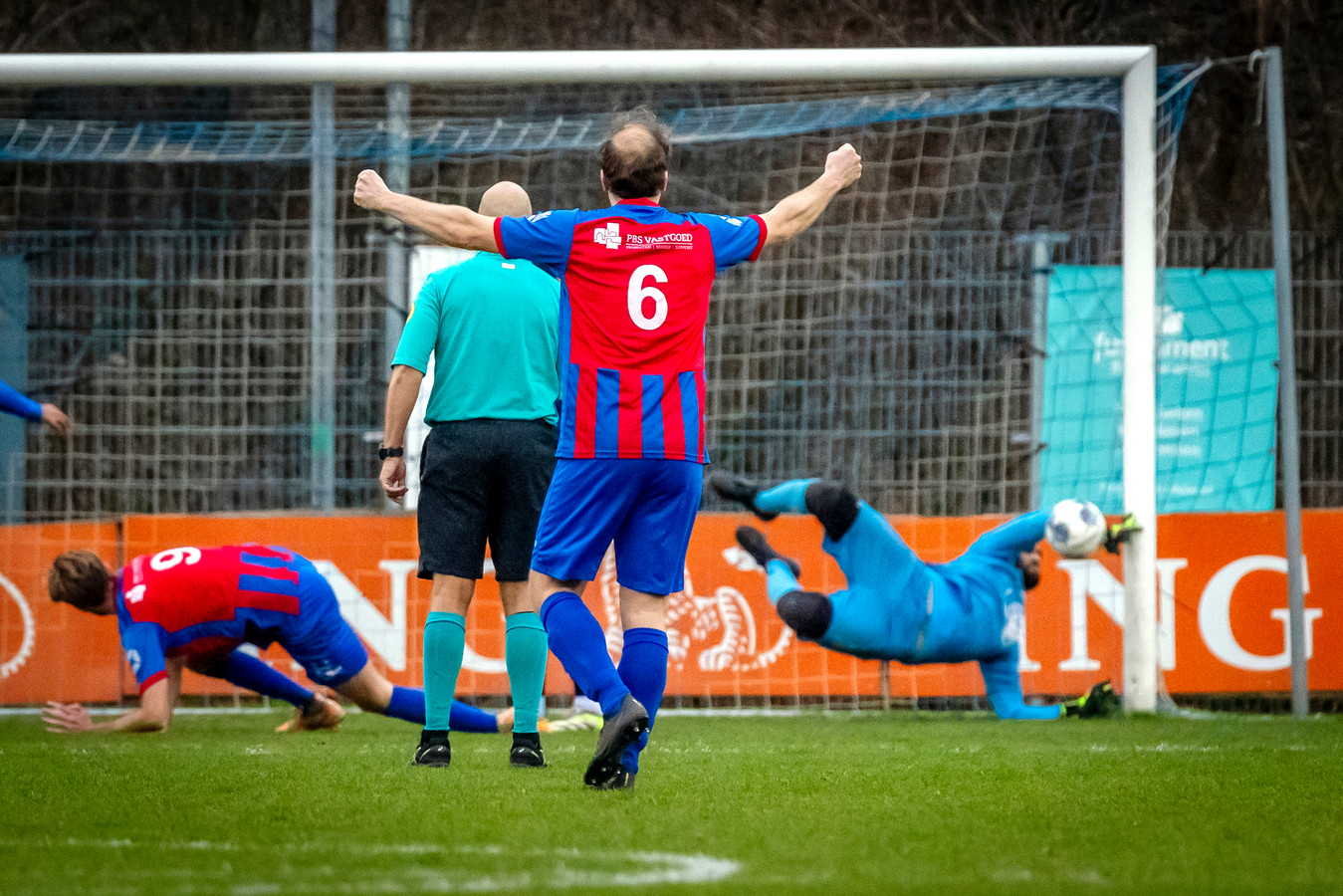 Veldspeler op doel na gebroken pink en twee rode kaarten in de rust ...