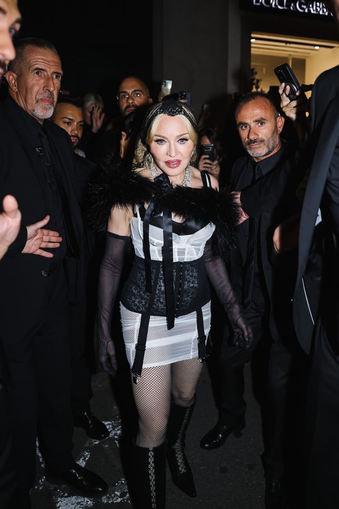 Madonna trekt op Fashion Week in Milaan meer aandacht dan de modellen ...