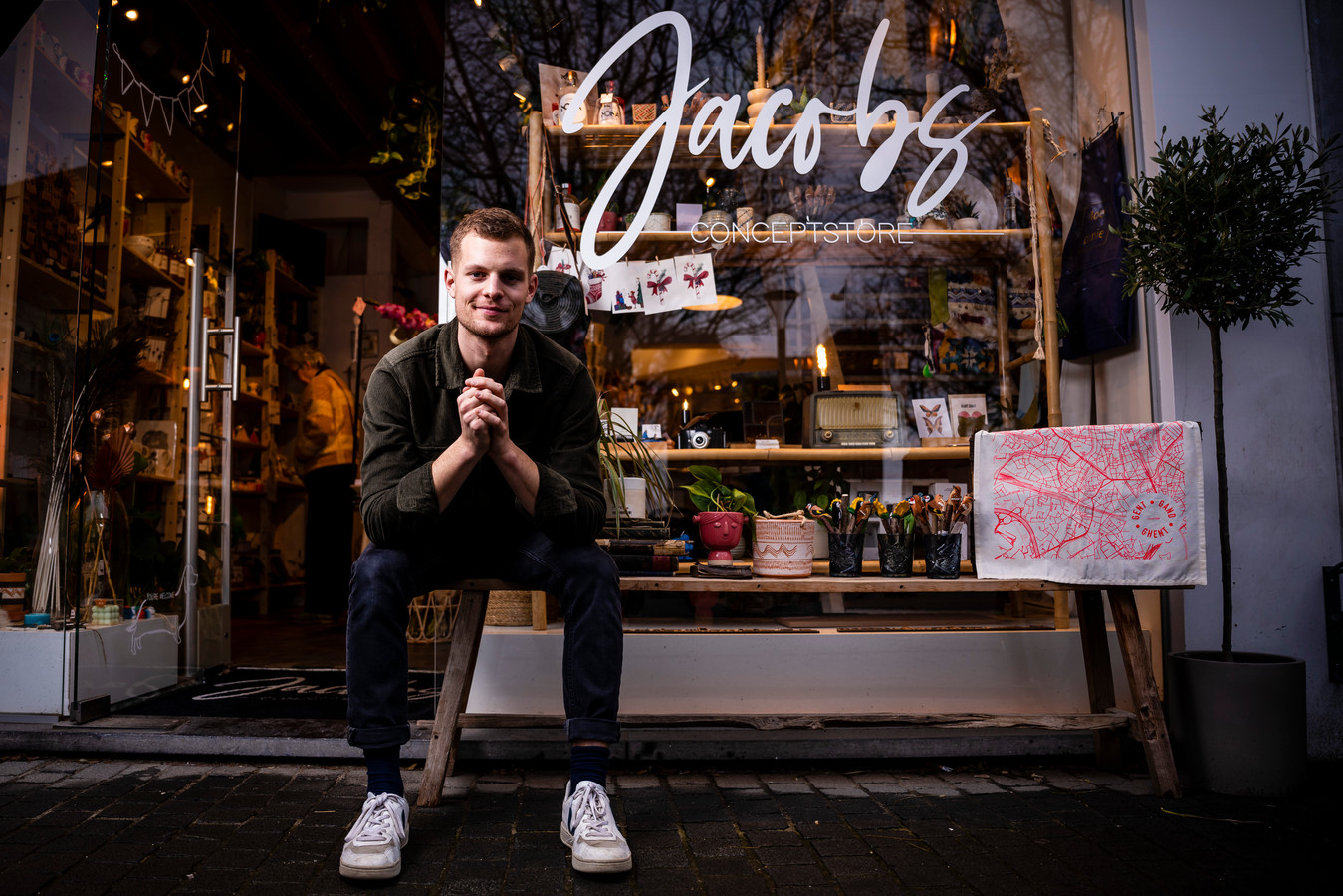 In geen tijd opende Vlaamse ondernemer (25) meer dan 20 winkels. Maar ...