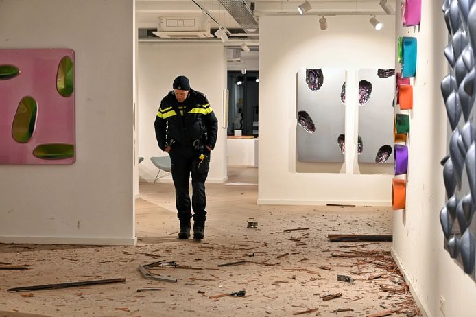 Werken Andy Warhol buitgemaakt bij kunstroof met explosief in galerie ...