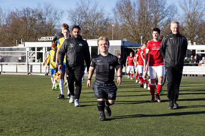 Dit is de scheidsrechter van 1 meter 42: ‘Snap dat ik geïnterviewd word ...