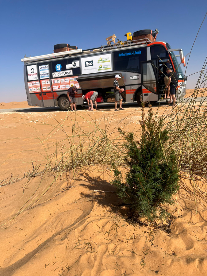 Tukkers brengen bus naar Liberia, en knappen onderweg ook nog even een ...