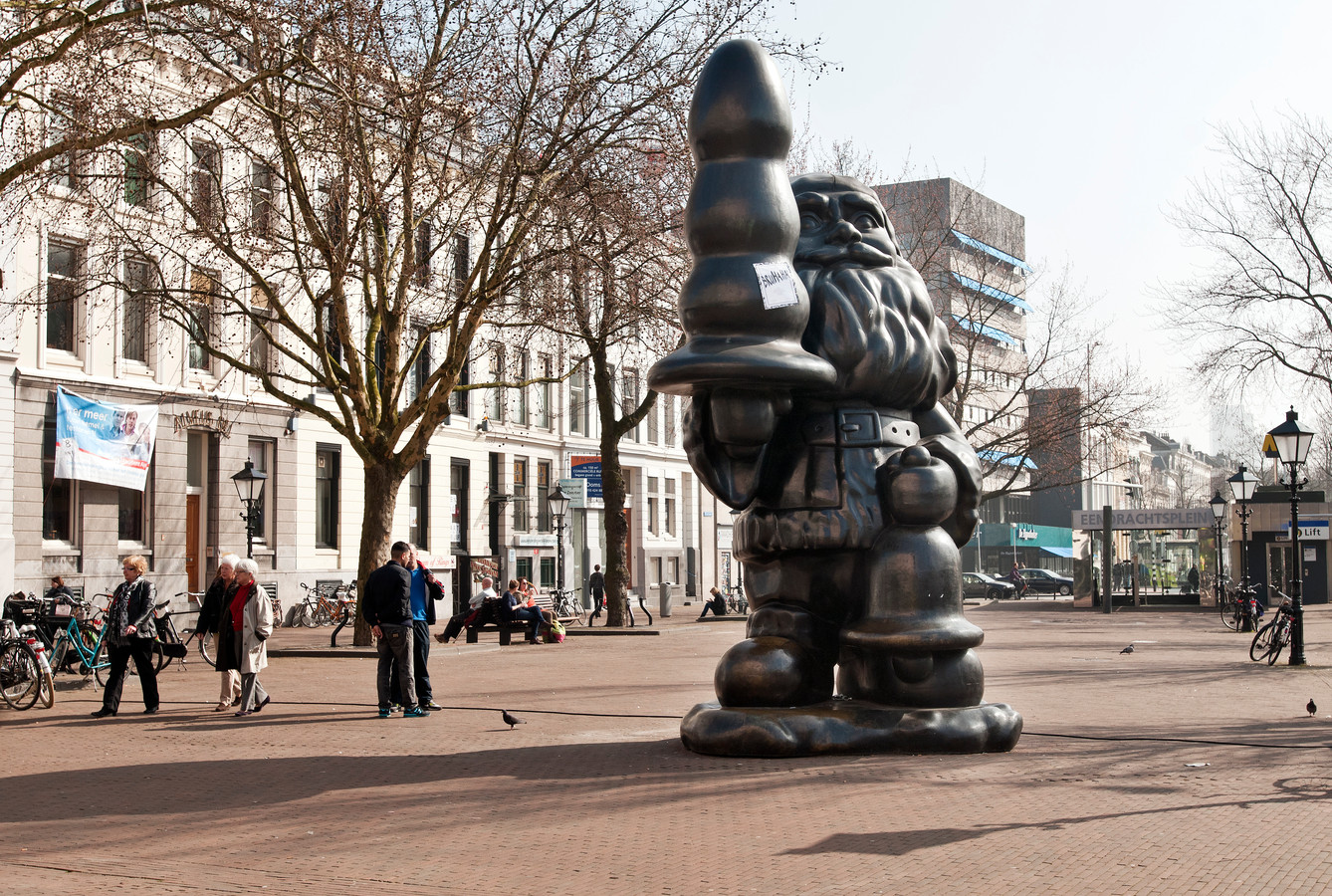 Hoezo kritiek op 4 meter hoge vrouw op Nikes? Stad barst van ...