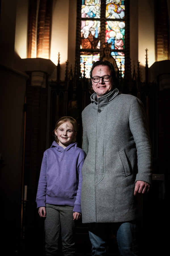 Een askruisje voor jong en oud; bezinning en bekering, ook voor ...