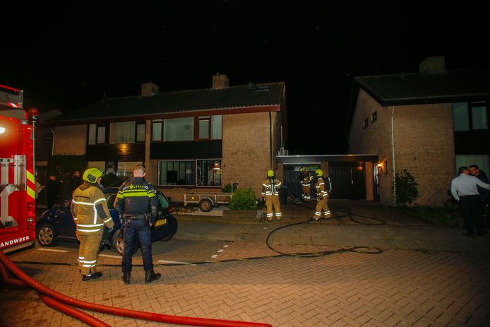 Middelgrote brand in woning in Oud-Alblas, bewoners op tijd buiten ...