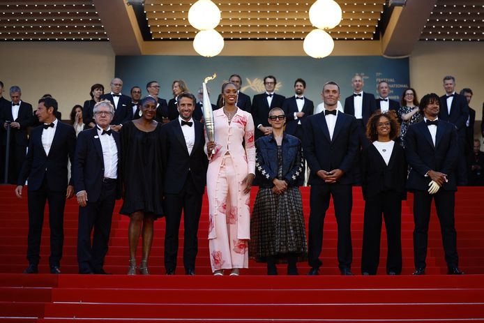 Atleten dragen olympische vlam over rode loper bij filmfestival van ...