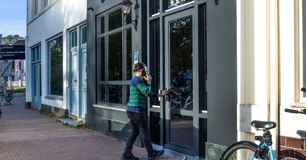 Utrechts ‘4 sterren-azc’ versoberd: Nespresso-apparaten en schilderijen ...