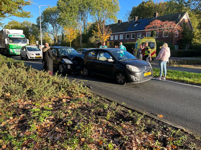 Kop-staartbotsing zorgt voor flinke verkeershinder in centrum van Deventer | Deventer | AD.nl