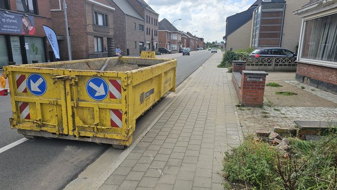 Autobestuurder (33) komt om het leven na botsing met container in Heist ...