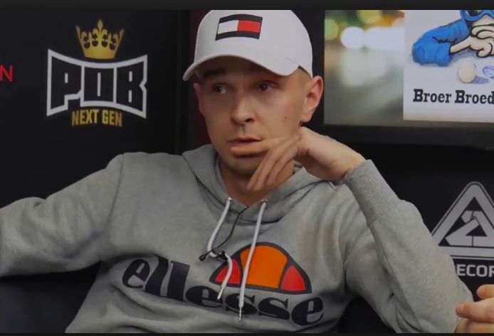 Schepencollege verbiedt optreden van voetbalrapper EZG in café ...