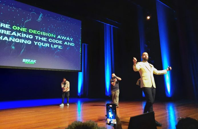 Omstreden marketinggoeroe Alex Morton laat Breda ademloos luisteren ...