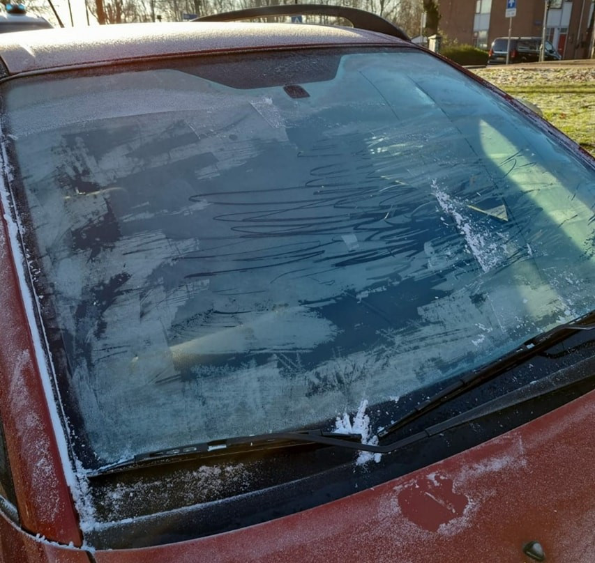 Automobilist met bevroren ruit rijdt tegen stoeprand aan, 250 euro ...