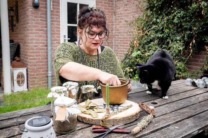 Vrijdag de dertiende voor een moderne heks: ‘Ik zeg altijd dat ik uit de bezemkast ben gekomen ...