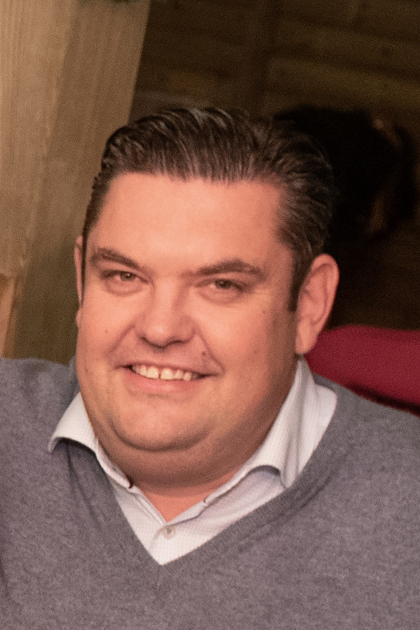 Rijke vastgoedmakelaar stierf ‘onverwachts’ thuis. Nu wordt zijn vrouw ...