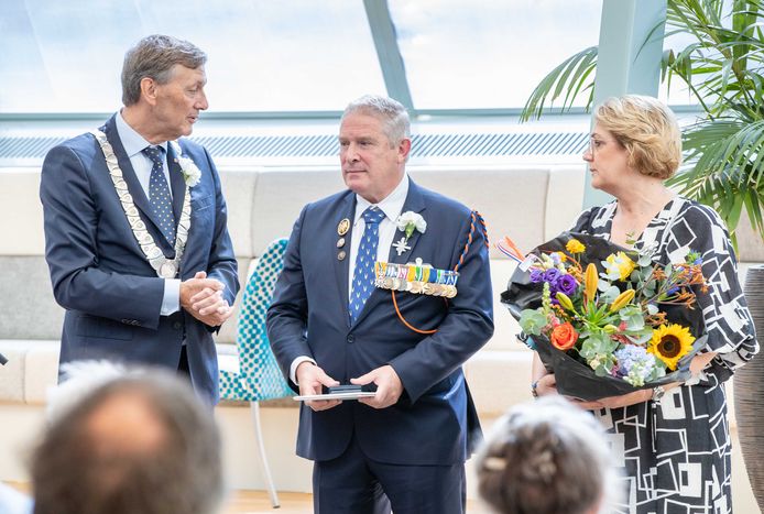 Veteraan Ton van Hooff ontvangt het Draaginsigne Gewonden: ‘Erkenning ...