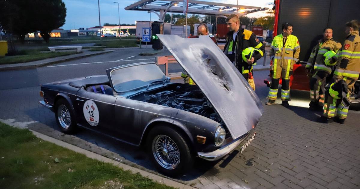Oldtimer vliegt in brand in Beesd: flink gat in motorkap | 112 nieuws ...