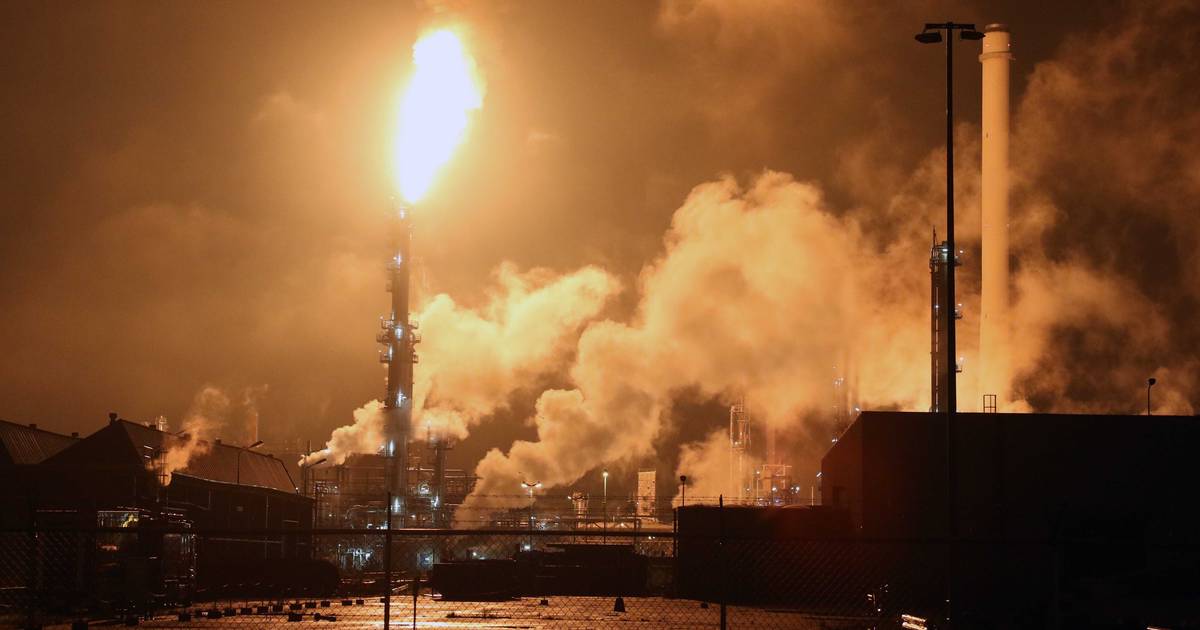 Brand bij grootste Shell-raffinaderij van Europa | Buitenland | hln.be