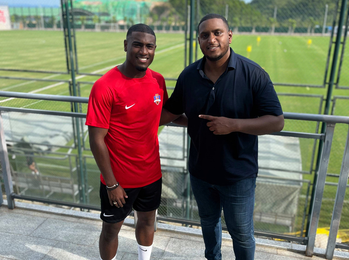 Het voetbalsprookje van Tyrone Conraad: van de amateurs naar de Chinese ...