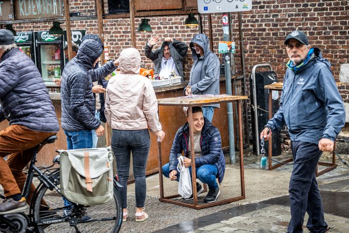 JENEVERFEESTEN. Liters drank, tradities om in ere te houden en bakken regen: dit was dag één van ...