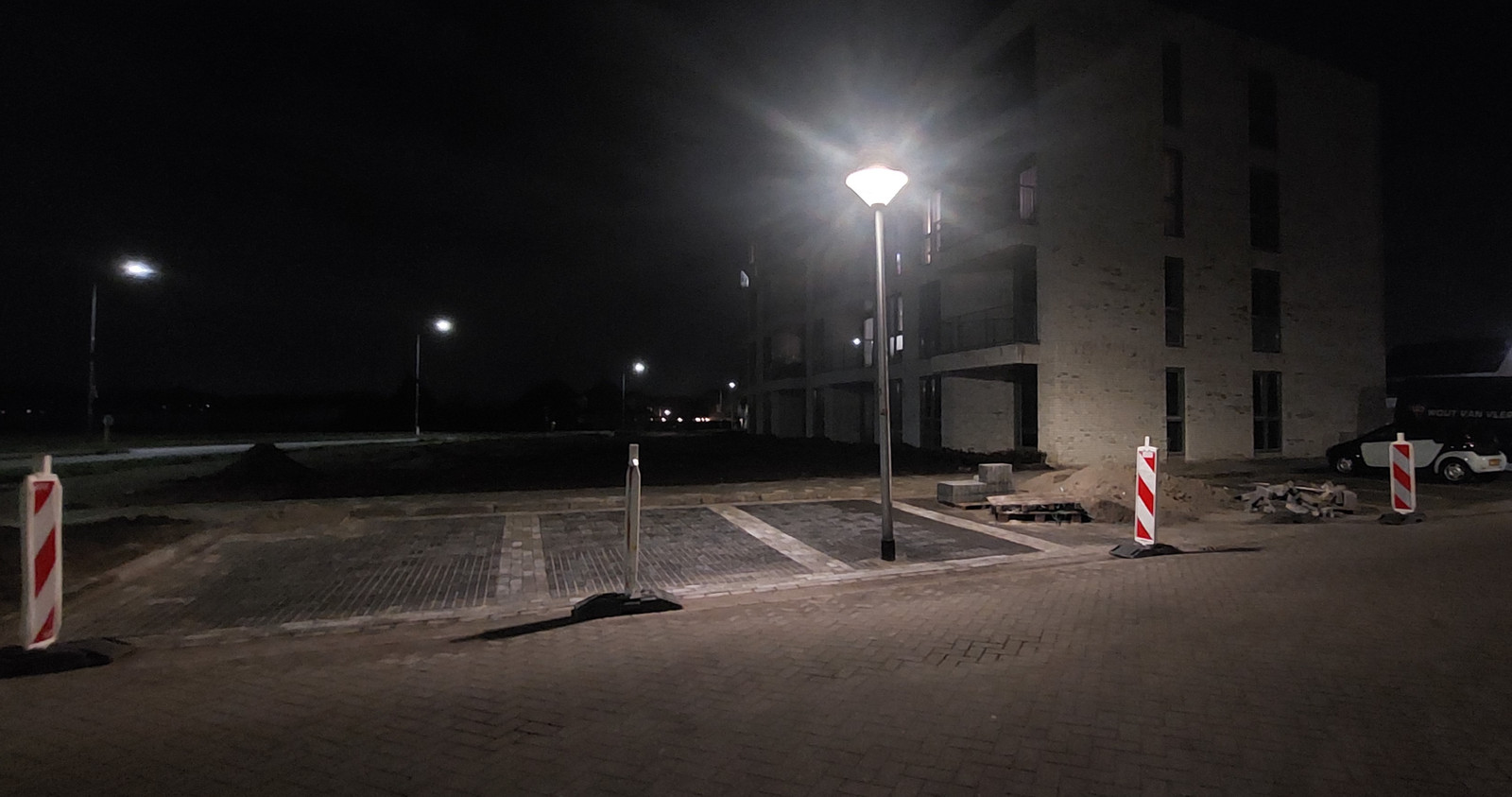 De lantaarnpaal was er eerder, toch werd het parkeervak aangelegd ...