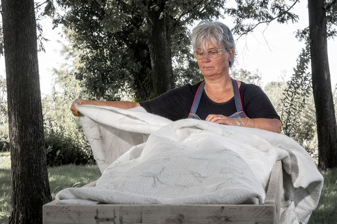 Met Saskia's vilten lijkwade kun je overledene nog even voor laatste ...