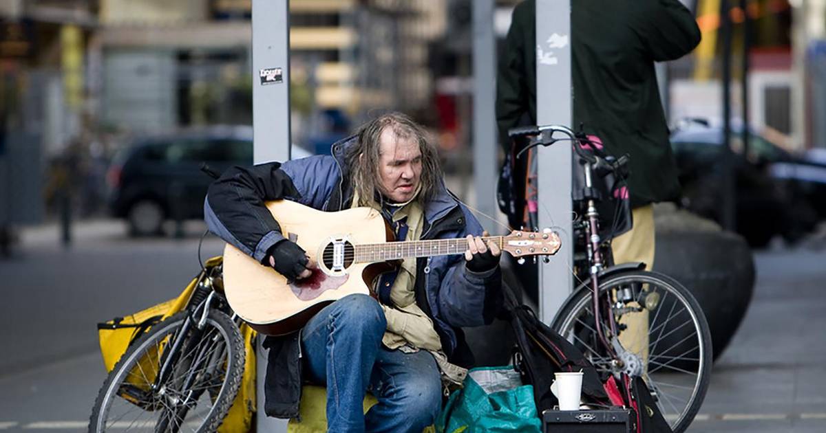 Chuck Deely krijgt herdenking in Paard van Troje | Straatmuzikant Chuck ...