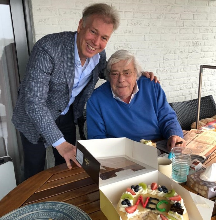 Erevoorzitter geeft groot NEC-feest, jaren na zijn dood: ‘Bij Derde ...