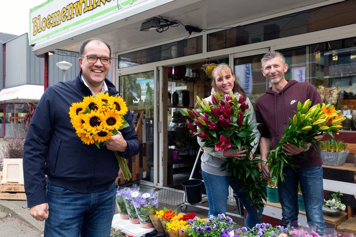 Robin koopt flink wat bloemen om winkel hart onder de riem te steken ...