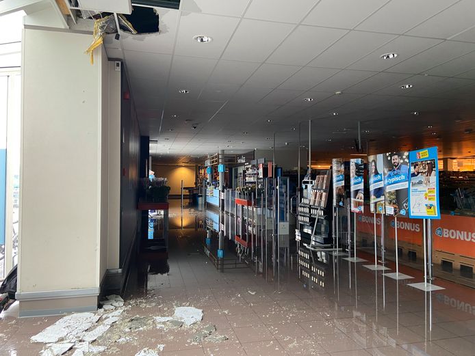 VIDEO. Water stroomt door plafond binnen in Albert Heijn: “Klanten zijn ...