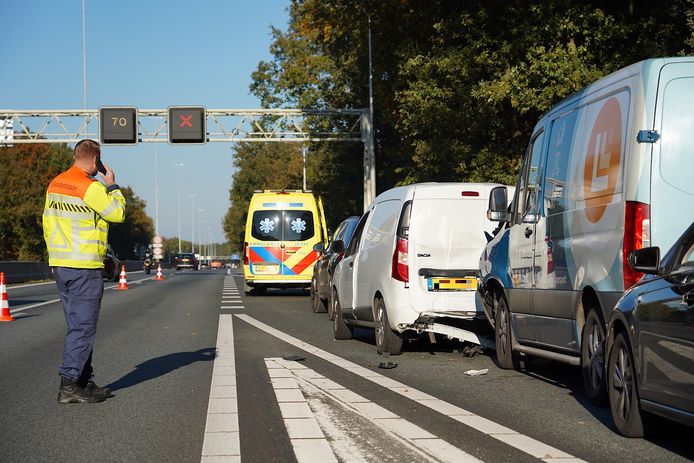 Twee bestelwagens en auto botsen op elkaar op A27, bestuurster gewond | 112 nieuws Oosterhout ...