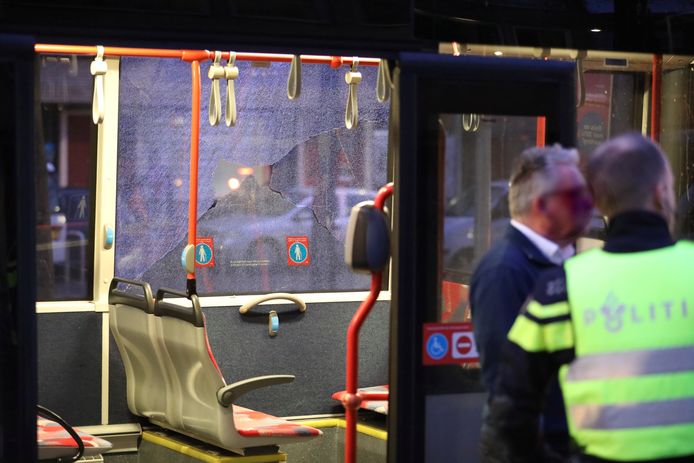 Jongeren gooien steen door ruit van lijnbus bij halte Alberdingk ...