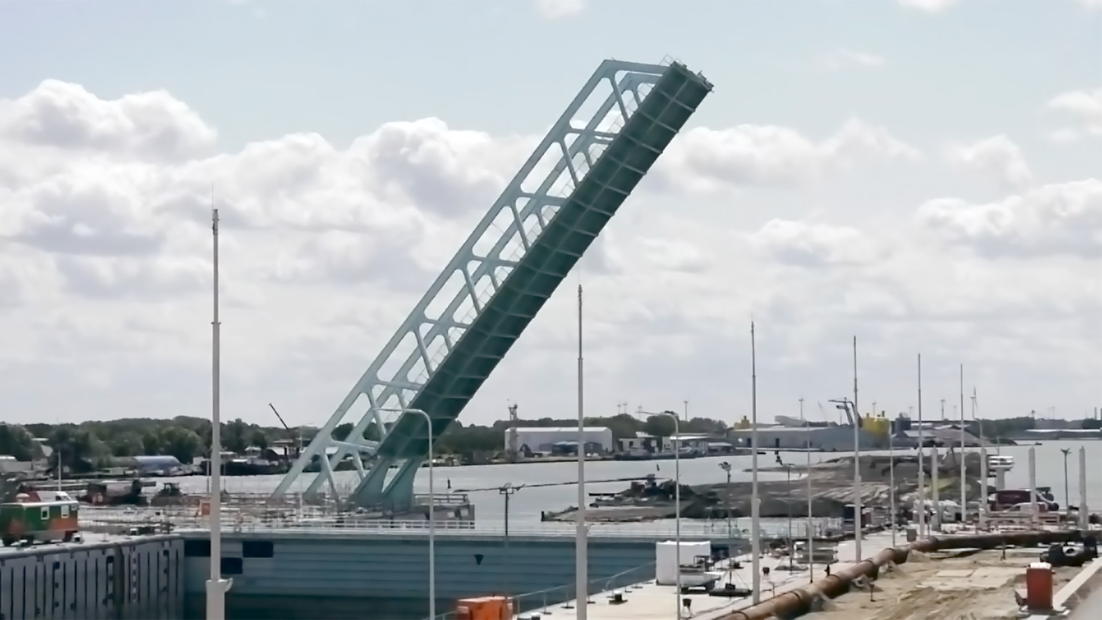 Vanaf vrijdag rijdt u Terneuzen in en uit over een van de twee nieuwe ... Vanaf vrijdag rijdt u Terneuzen in en uit over een van de twee nieuwe ...