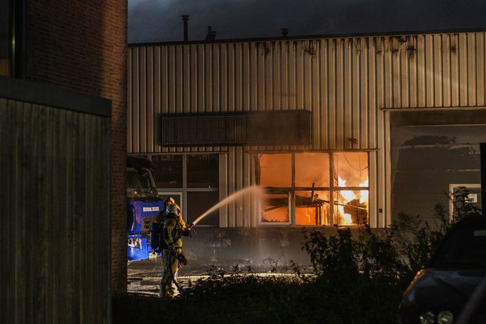 Grote brand in verhuisbedrijf op bedrijventerrein Strijkviertel in De ...