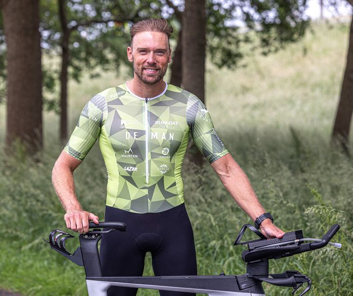 Van hevige hernia naar Hawaii: hoe Bas (32) uit Zwolle zijn zwaarste race won: ‘Ik was radeloos ...