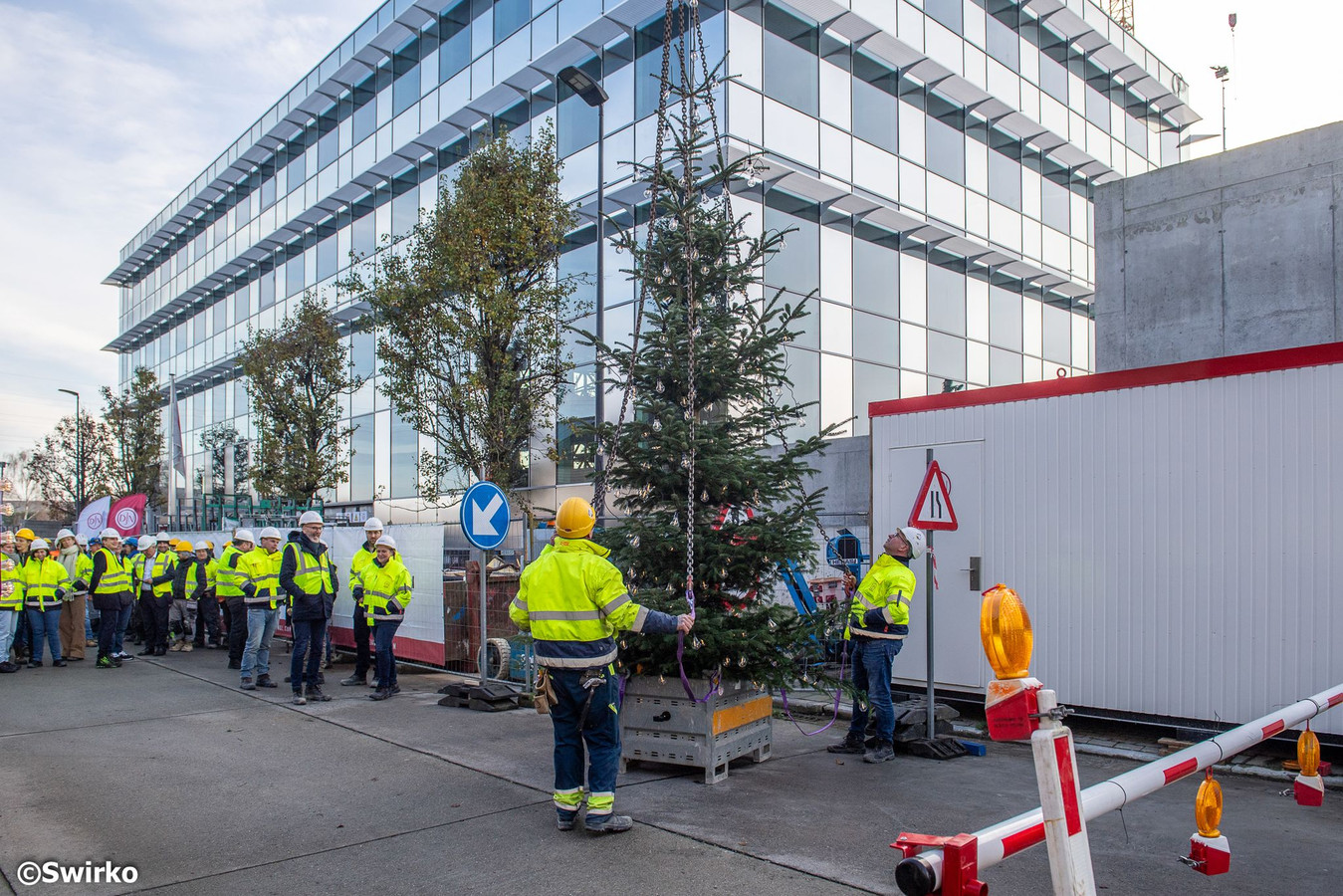 Meiboom staat erop en zo is ruwbouw Jan De Nul-kantoren klaar: “Vanaf ...
