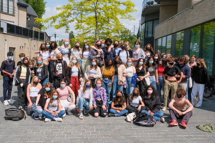 Groepje leerlingen SMO protesteert tegen verbod op crop tops en ...