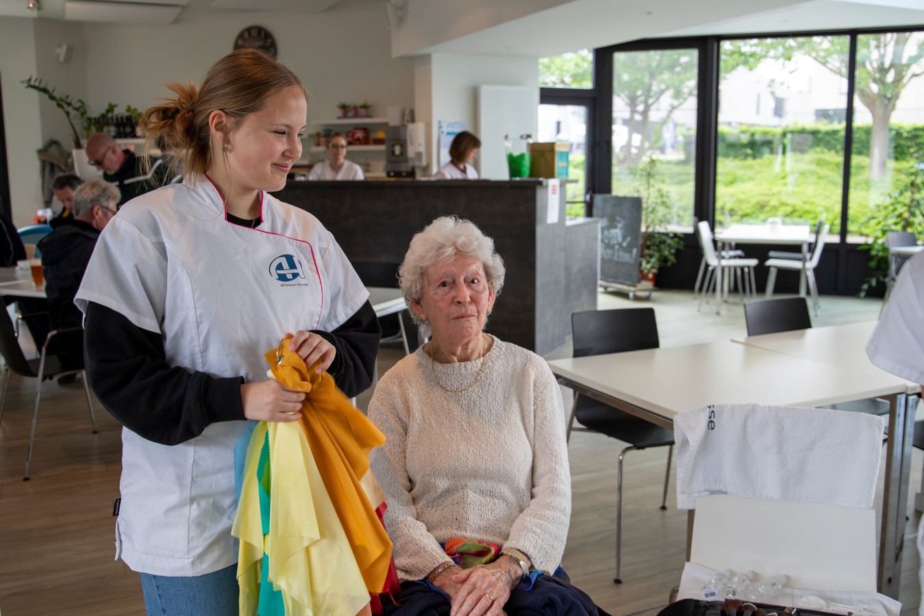 IN BEELD. Leerlingen Wellness & Lifestyle verwennen cliënten LDC ‘t Ryckbosch | Foto | hln.be
