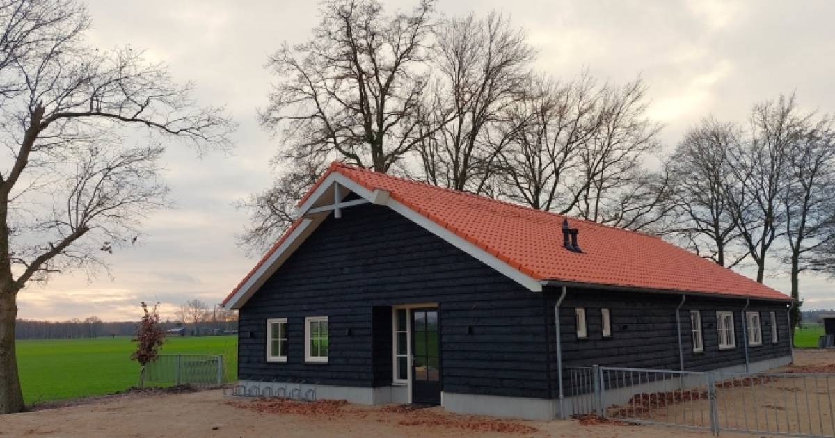 Nieuw wijkgebouw voor hervormden in De Glind (in de vorm van een oude ...
