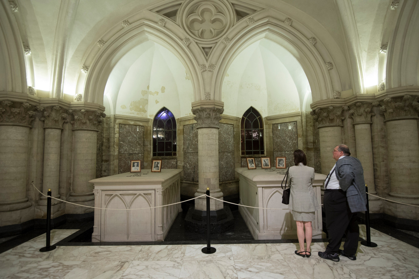 Leopold I moest langs de zijdeur en Albert II stond voor een groot ...