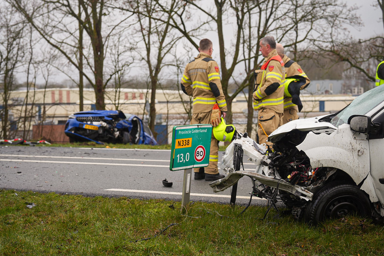 Gewonden door frontale botsing in Doesburg: traumahelikopter landt | Foto | AD.nl