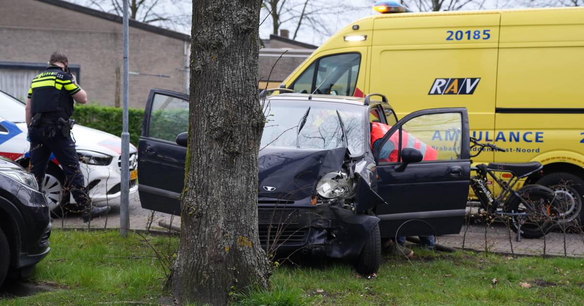 Automobilist komt tegen een paaltje terecht, probeert te corrigeren maar botst tegen boom | 112 ...