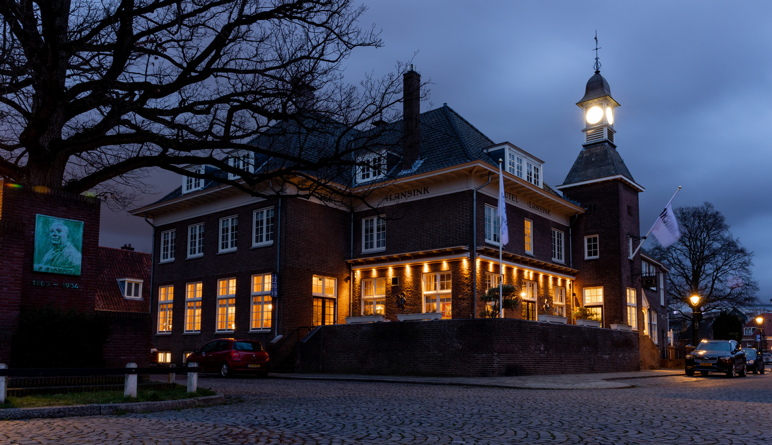 Als het in Hengelo donker wordt, gaan de schijnwerpers aan en wordt het ...