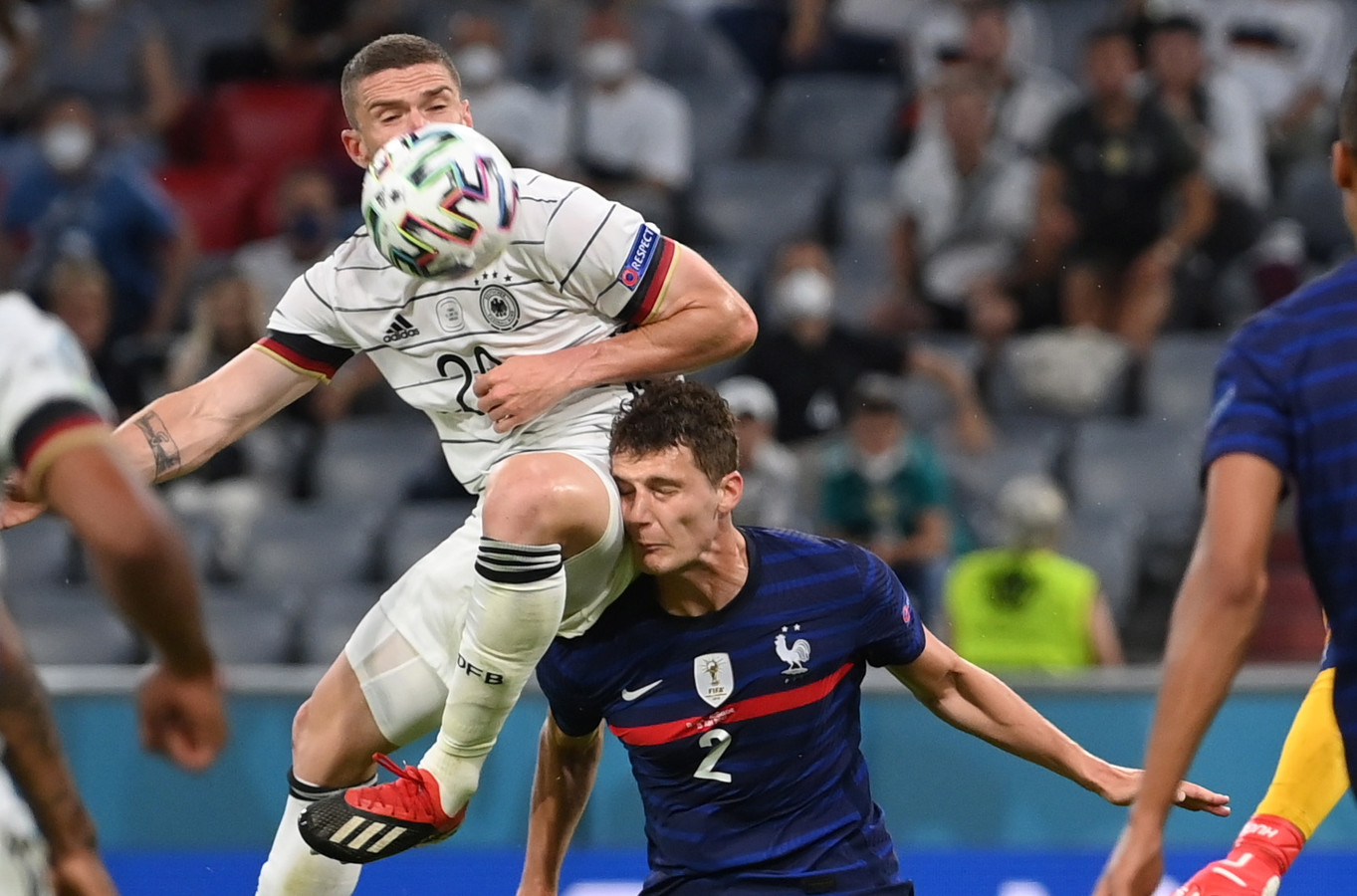 Spelersvakbond wil van UEFA weten waarom Pavard met hoofdblessure ...