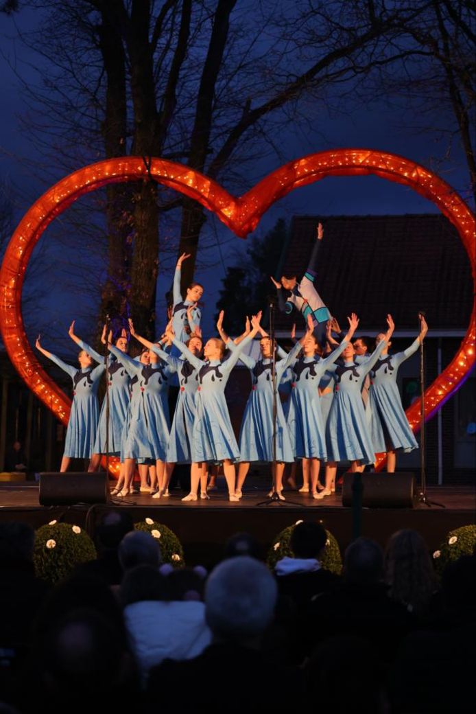 Pakkend herdenkingsmoment bij basisschool ‘t Stekske voor busramp in ...