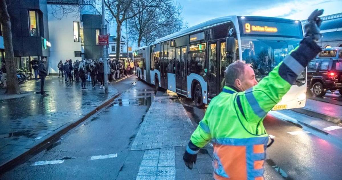 Video | Drukte en chaos door nieuwe bus en bushalte Deltionlijn ...