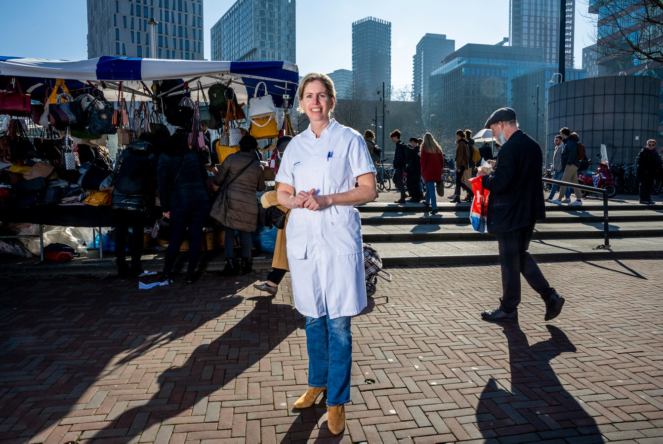 Onderzoek je eigen ontlasting, is oproep van deze arts: ‘Van darmkanker ...