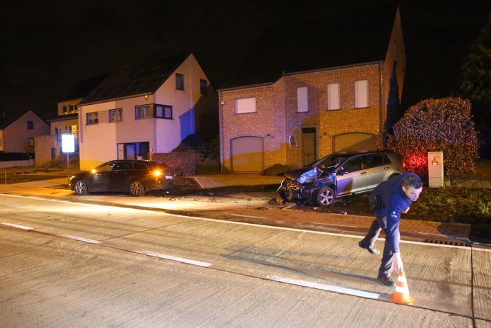 VW Golf veroorzaakt ongeval door agressief rijgedrag, vier agenten ...