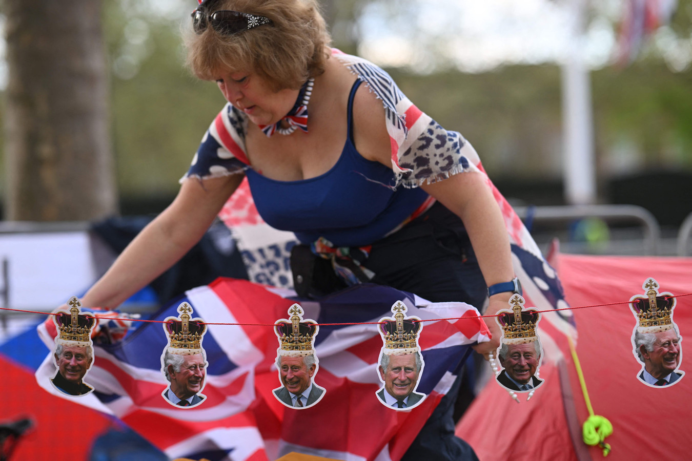 Britse royalty-fans pakken uit met kostuums en hopen glimp van ...