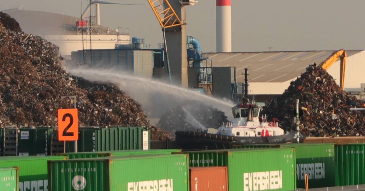 Schroothoop in brand bij Belgian Scrap Terminal | Beveren | hln.be